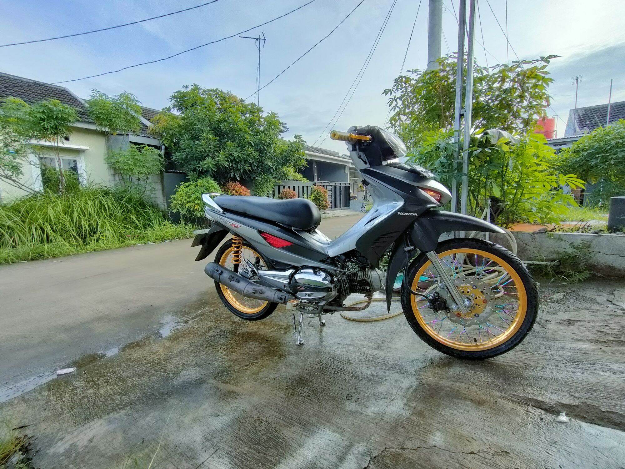 Motor Honda Revo Modifikasi